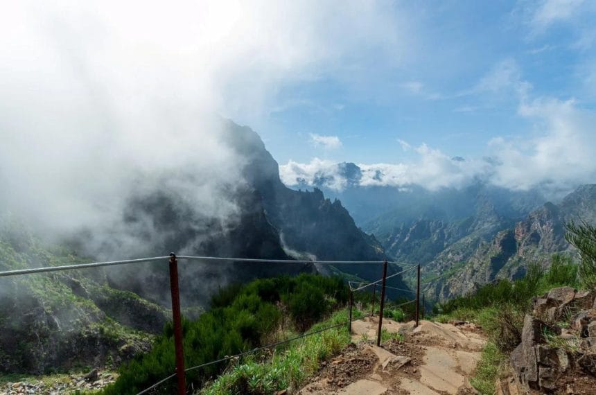 Randonnée Pico do Arieiro au Pico Ruivo : guide complet 2025